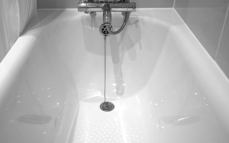Replace Silicone Sealant around a Bath Replace Silicone Sealant around a Bath